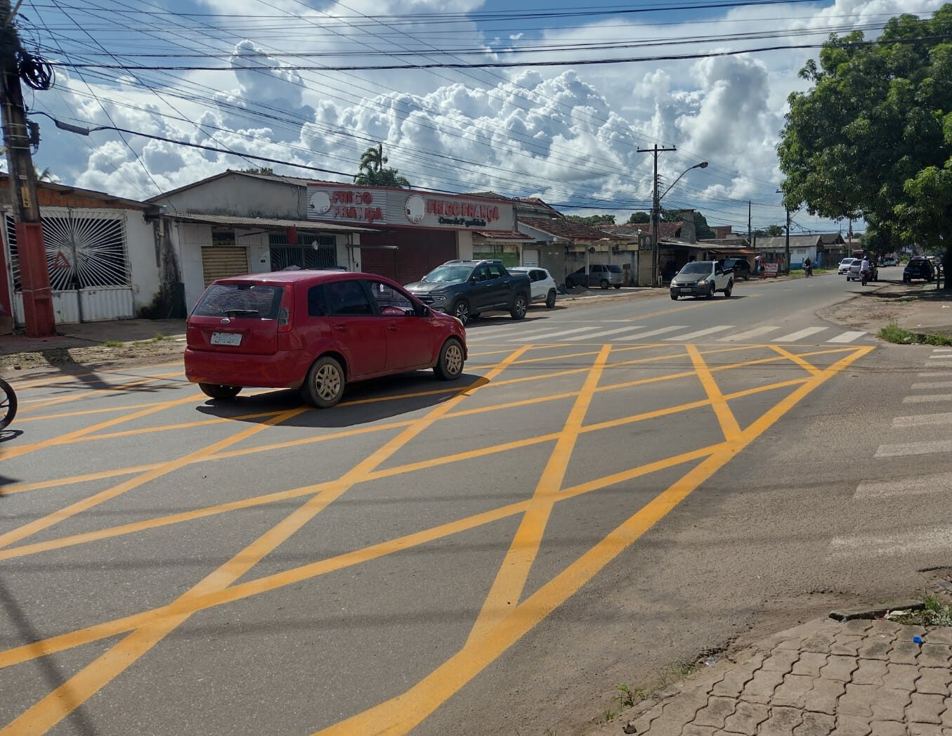 Cruzamentos da rua São Paulo em Macapá ganham reforço com sinalização ...